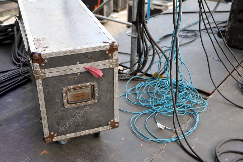 Maleta de equipo en el escenario con cables enredados durante un evento ...