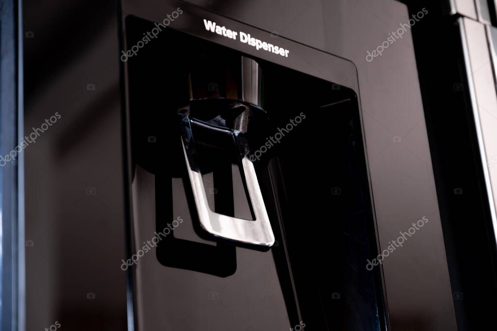 Una nevera elegante y moderna con un dispensador de agua incorporado ...