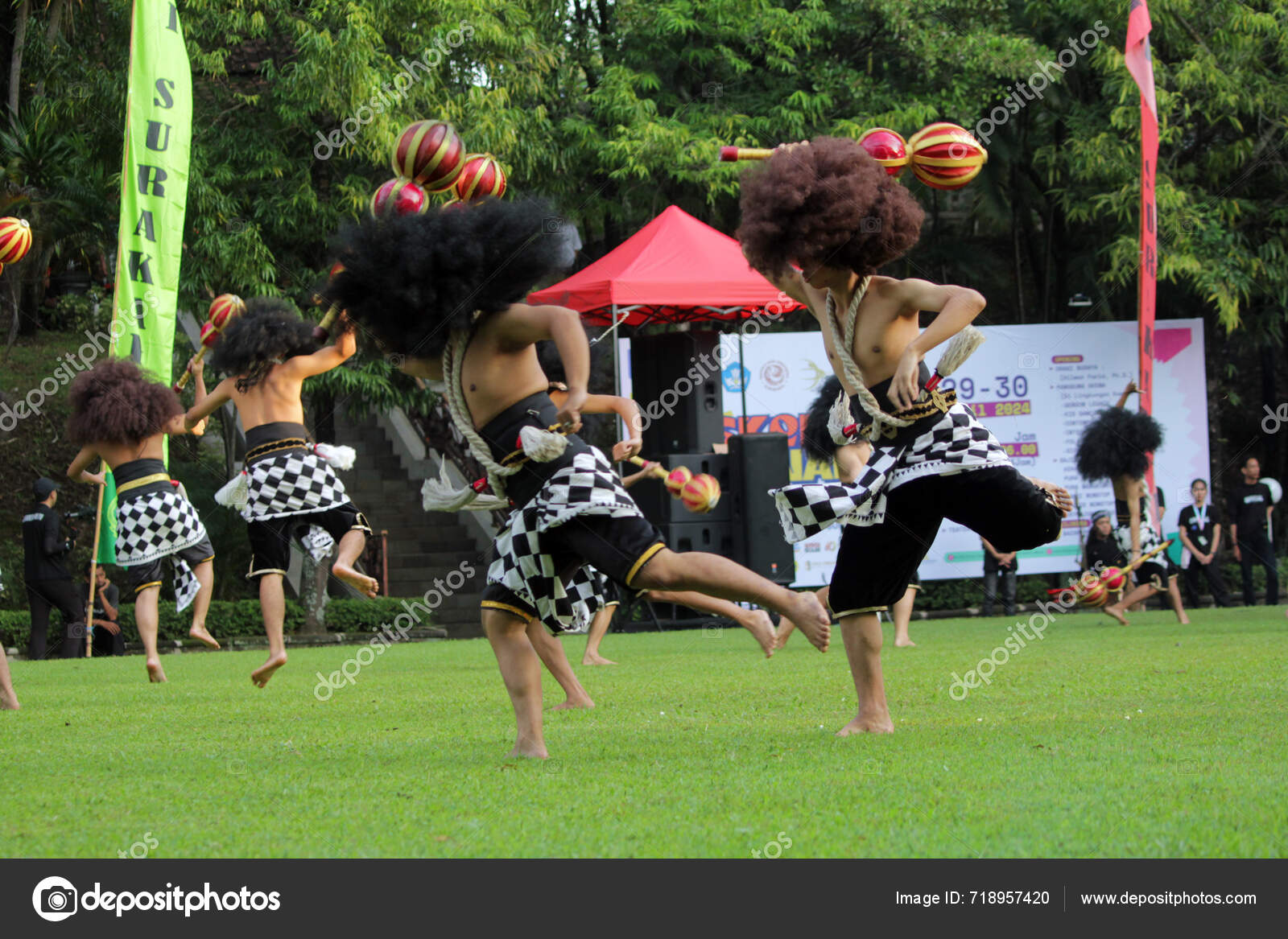 Solo Indonesia Abril 2024 Una Danza Tradicional Llamada Rampak Gagah ...