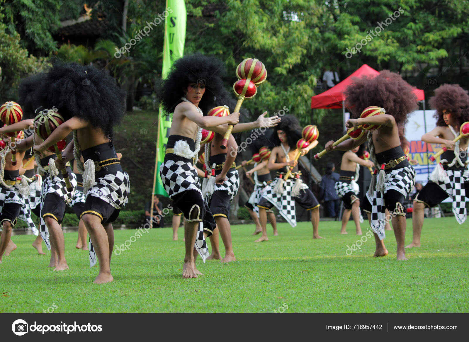 Solo Indonesia Abril 2024 Una Danza Tradicional Llamada Rampak Gagah ...