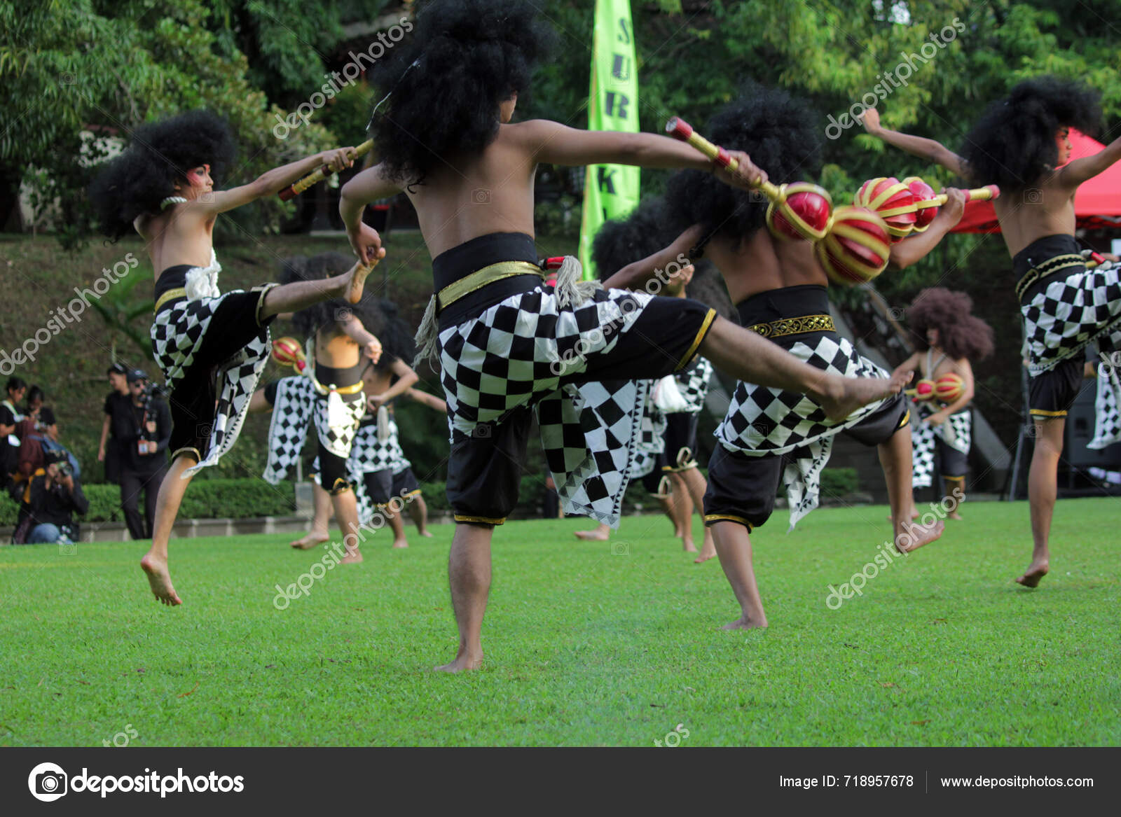 Solo Indonesia Abril 2024 Una Danza Tradicional Llamada Rampak Gagah ...