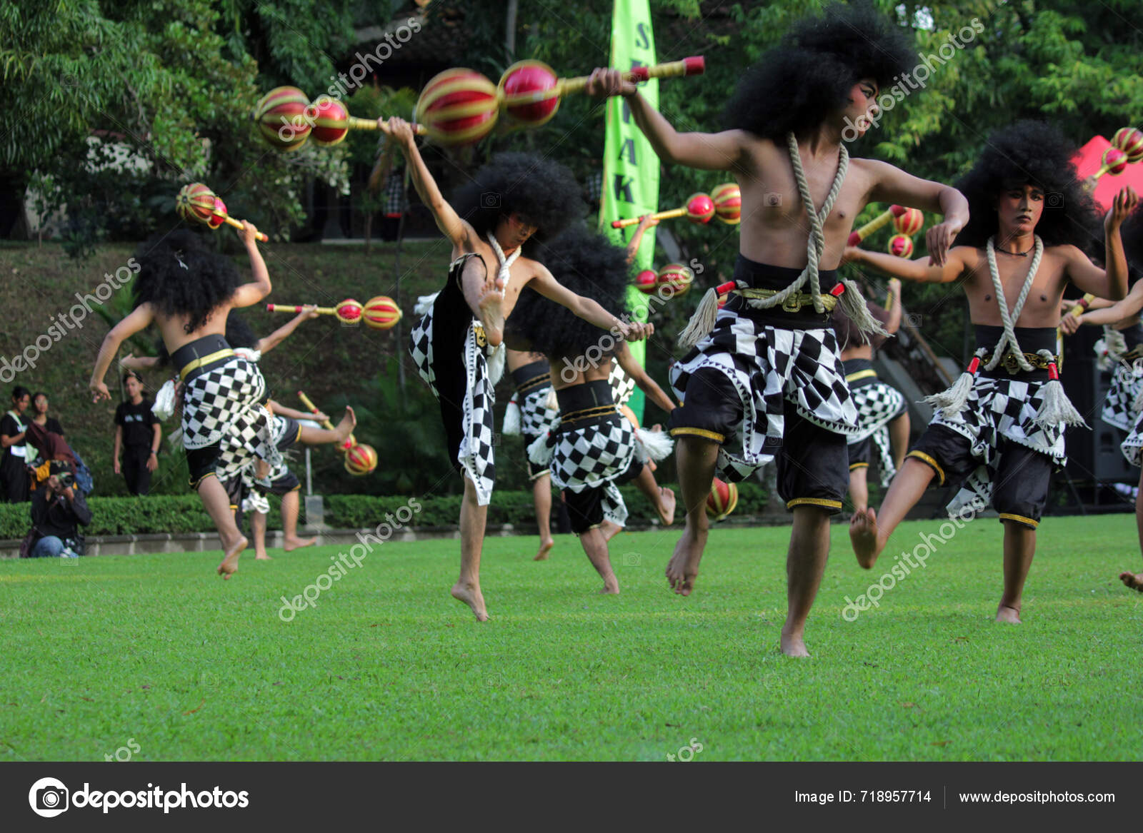 Solo Indonesia Abril 2024 Una Danza Tradicional Llamada Rampak Gagah ...