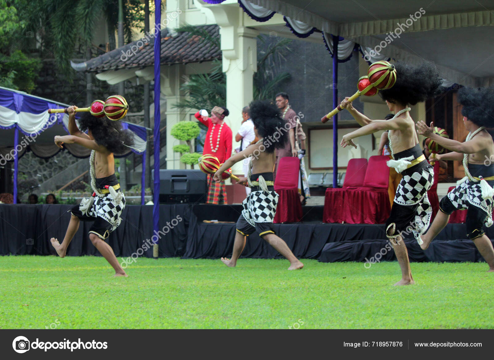 Solo Indonesia Abril 2024 Una Danza Tradicional Llamada Rampak Gagah ...
