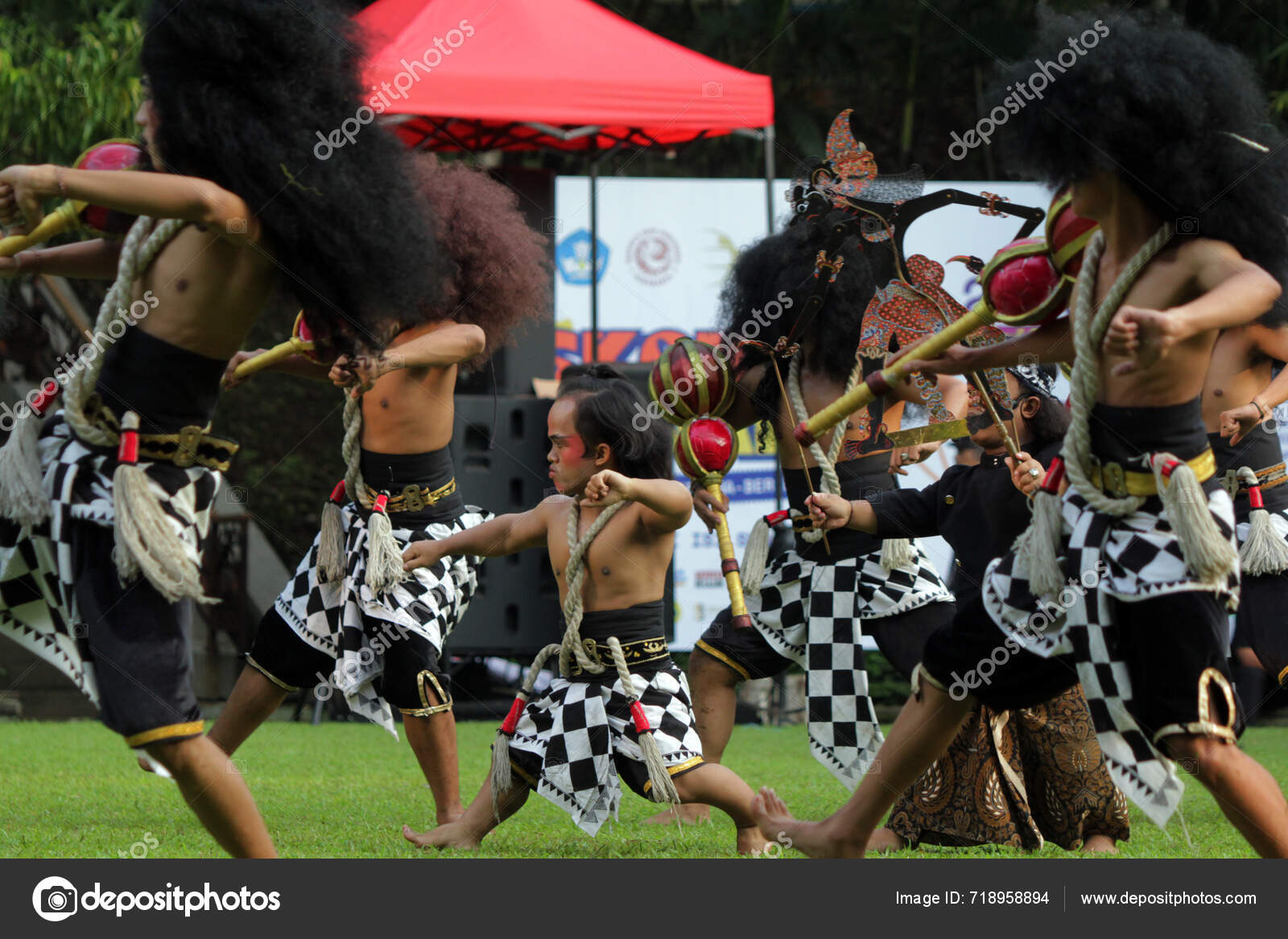 Solo Indonesia Abril 2024 Una Danza Tradicional Llamada Rampak Gagah ...