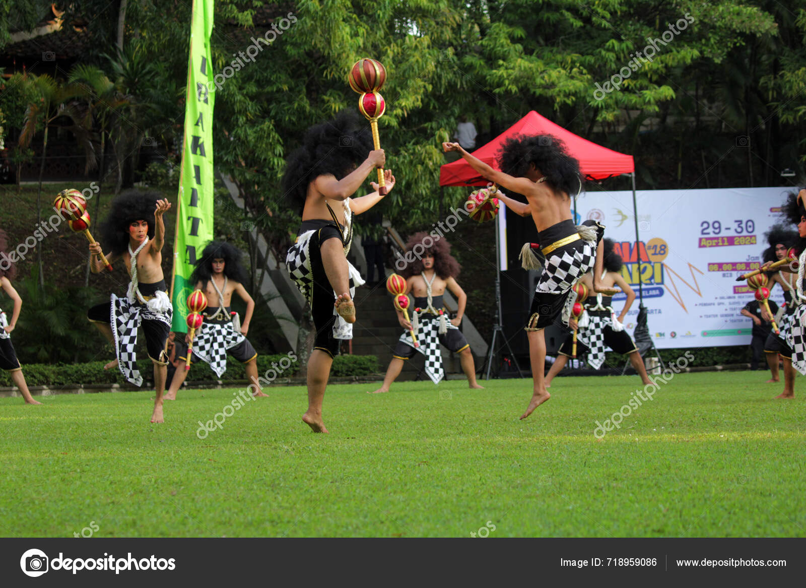 Solo Indonesia Abril 2024 Una Danza Tradicional Llamada Rampak Gagah ...