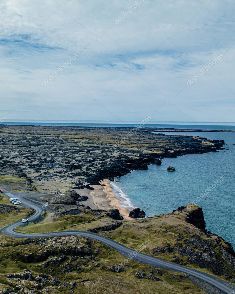 Skardsvik Beach, una playa de arena dorada rodeada de acantilados de ...