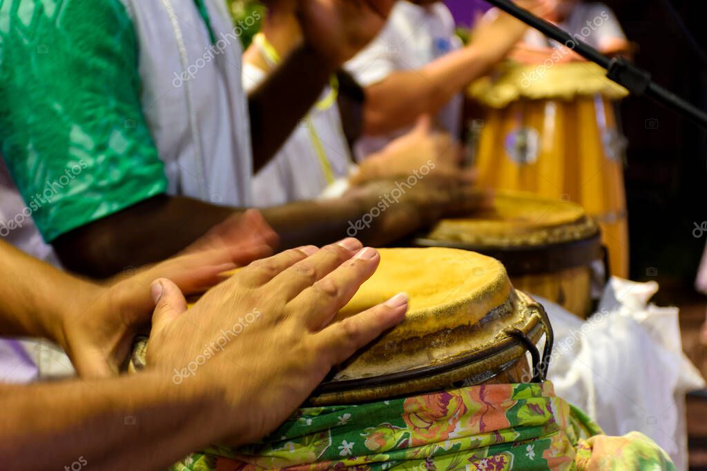 Tambores llamados atabaque en Brasil que se tocan durante una ceremonia ...