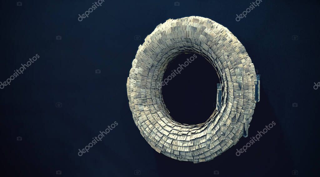 Una decoración circular hecha de pedazos de corteza cuelga en la pared 2024