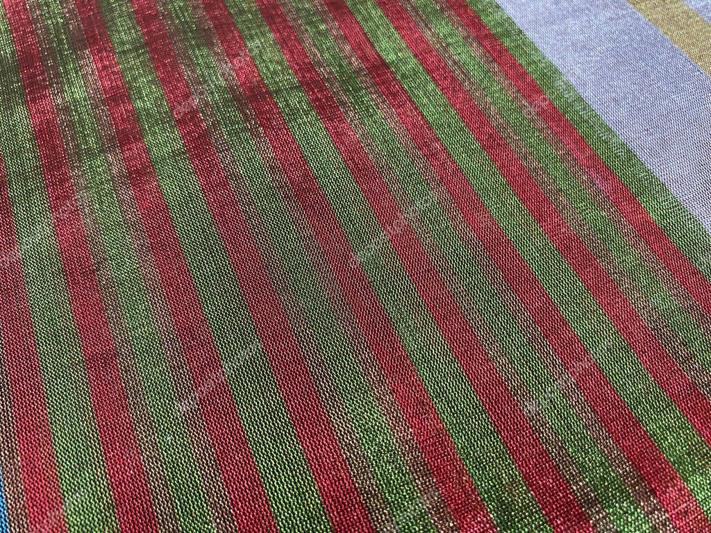 diseño de rayas verticales en tejido de tejido, con audaces tonos rojos ...