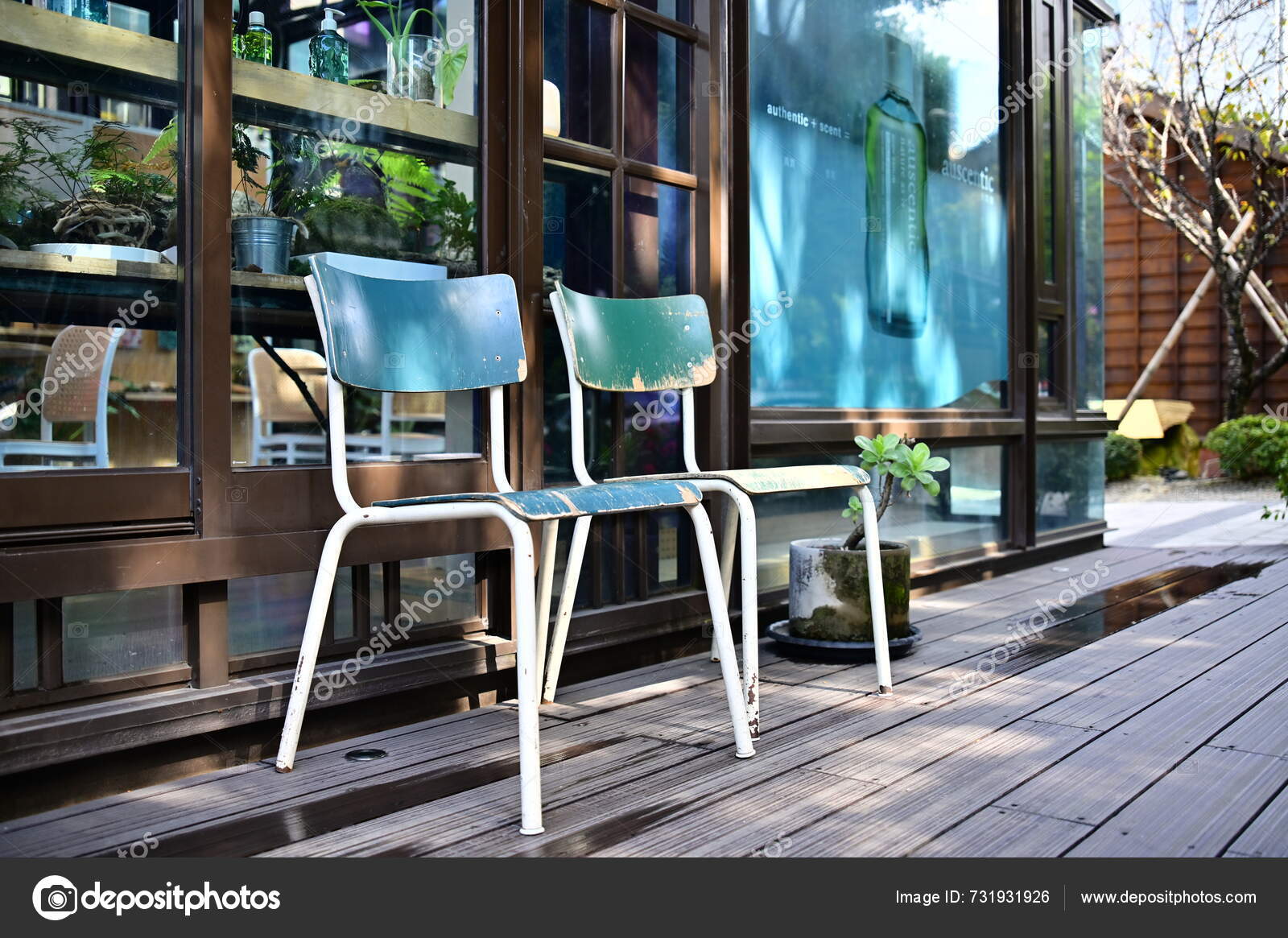 Taiwán Enero 2024 Primer Plano Dos Sillas Azules Escuela Industrial ...