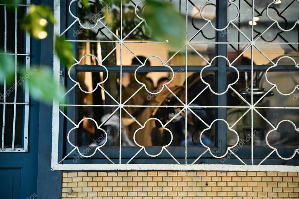 Un primer plano de las rejas de ventanas de la calle Chifeng en Taipei ...