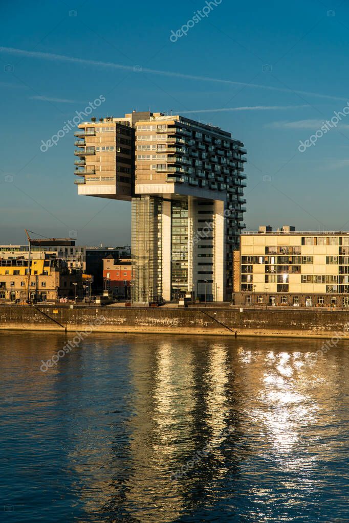 Moderno edificio junto al río con un diseño arquitectónico único ...