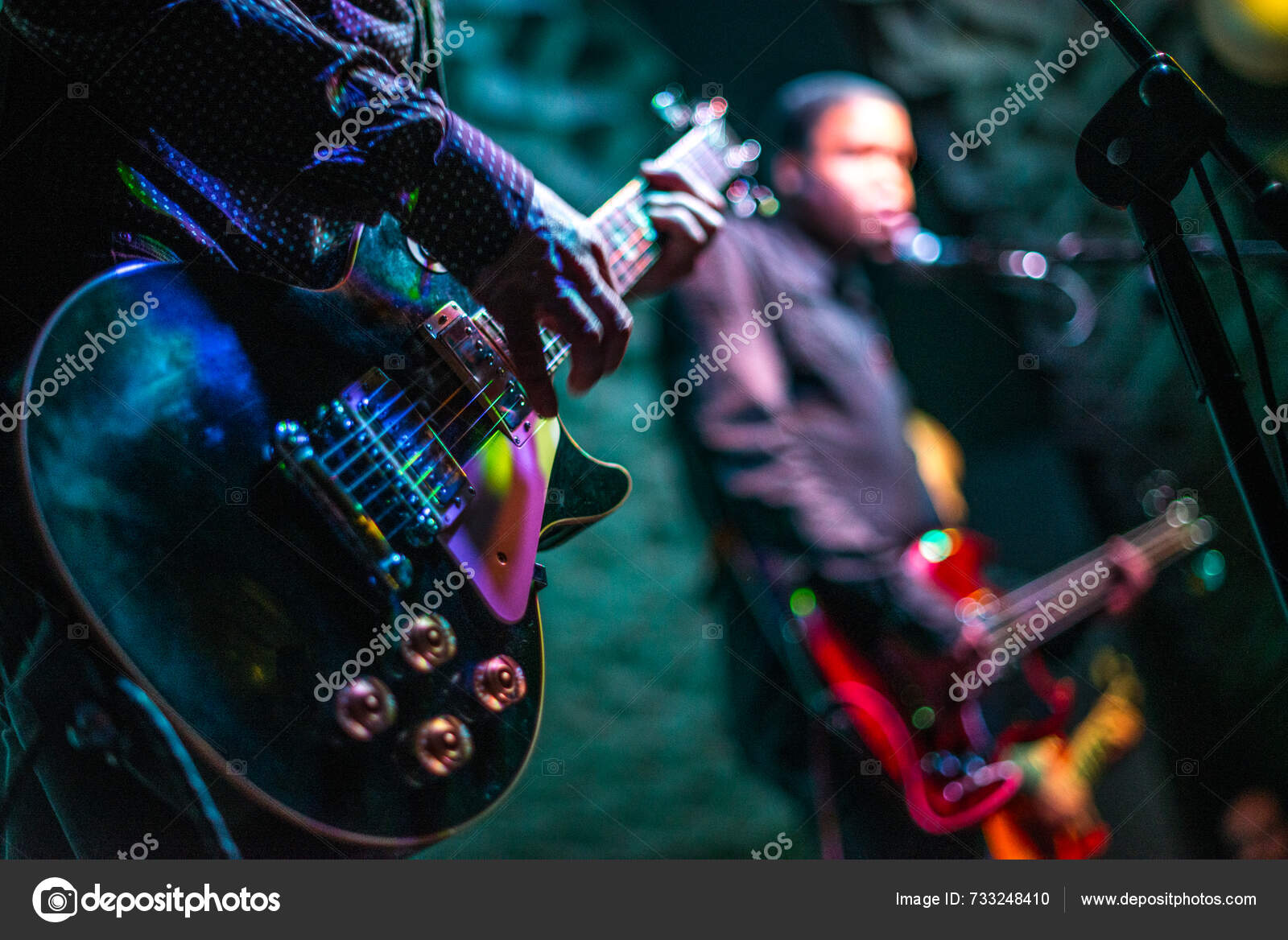 Vista Cerca Guitarrista Cantante Actuando Vivo Escenario Concierto Con ...