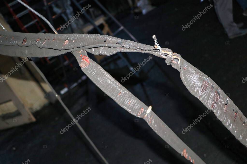 Un primer plano de un cable eléctrico carbonizado y fundido. El cable ...