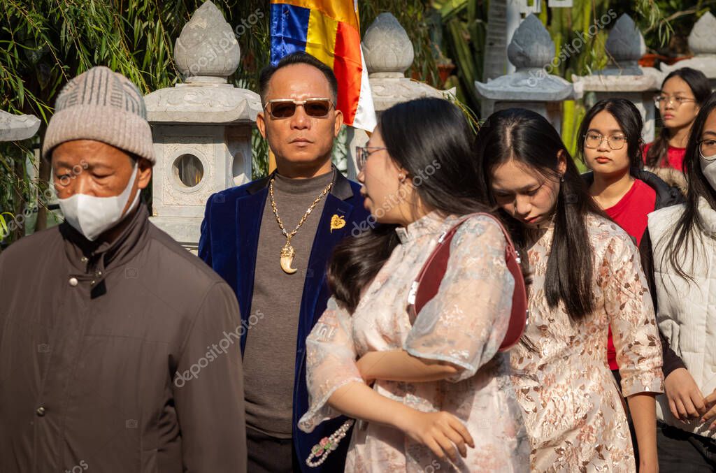 Los adoradores budistas llegan a la antigua pagoda de Tran Quoc para ...