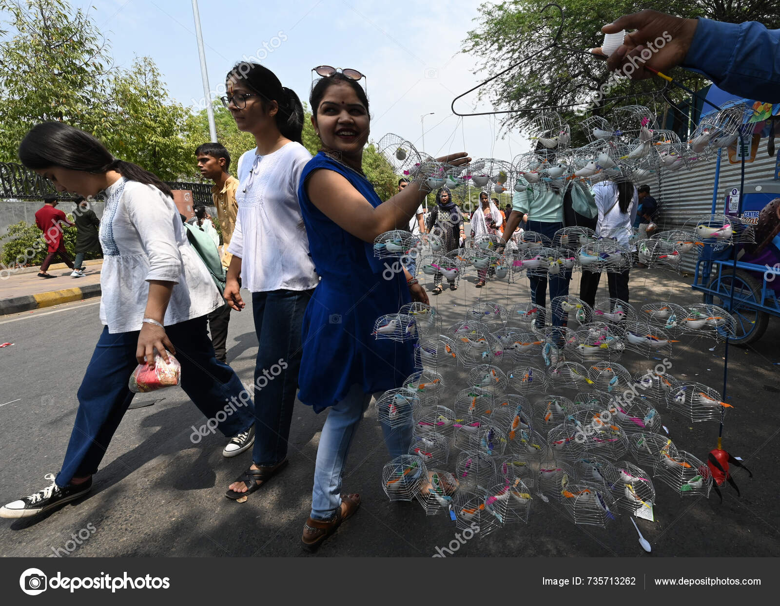 New Delhi India April 2024 Heavy Rush Devotees Line Offering — Stock ...