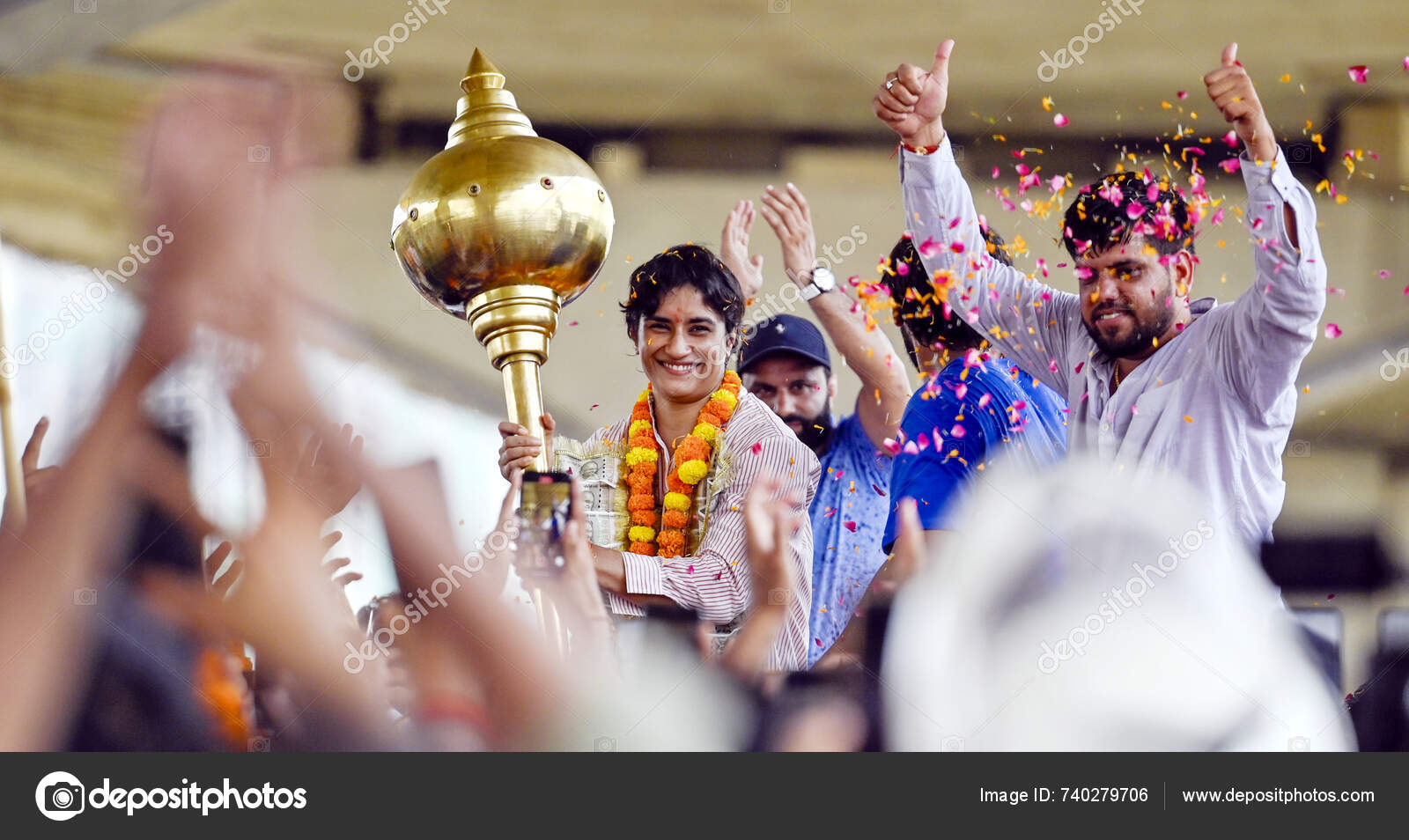 Supporters Welcome Flowers Wrestler Vinesh Phogat Her Arrival Igi ...