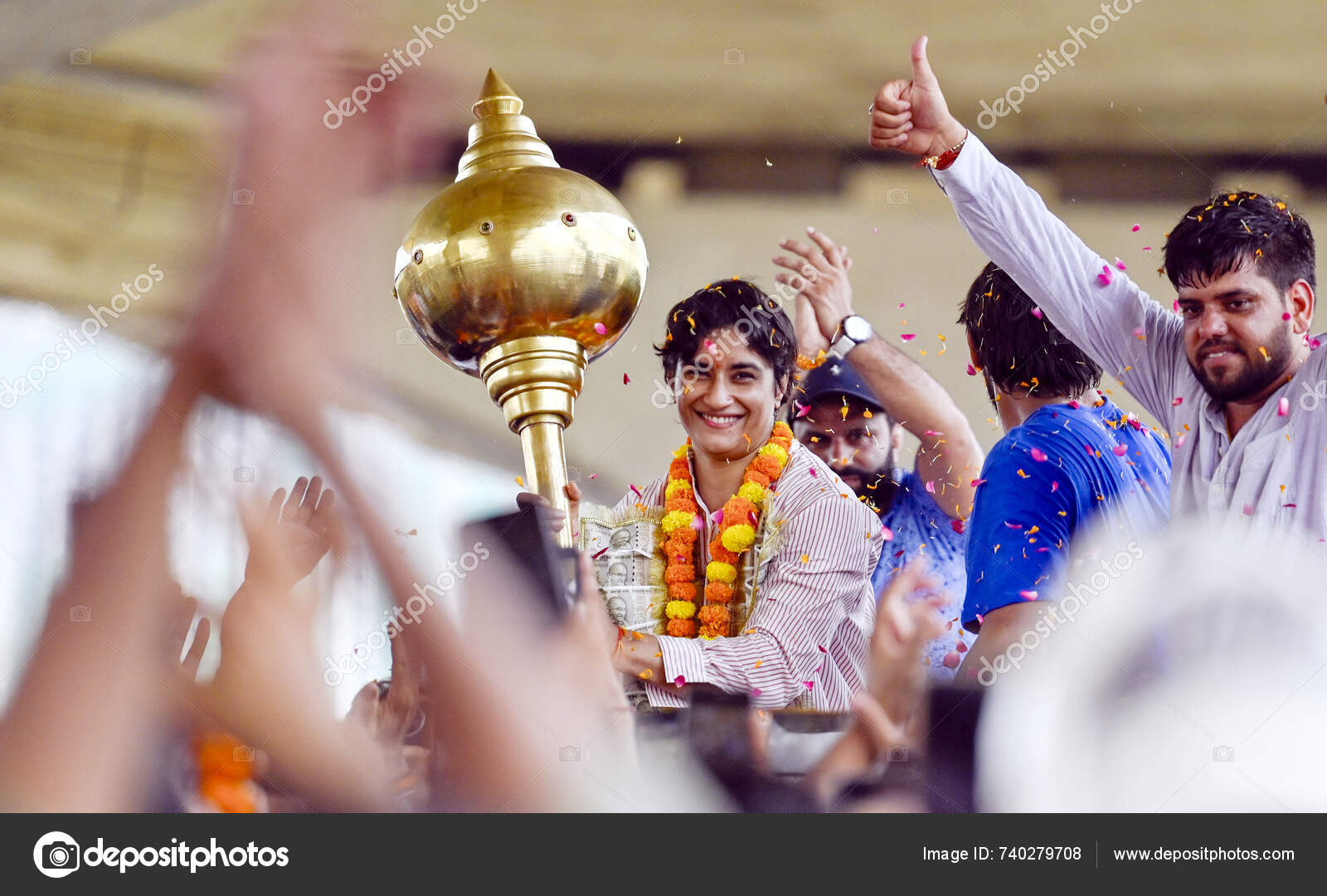 Supporters Welcome Flowers Wrestler Vinesh Phogat Her Arrival Igi ...