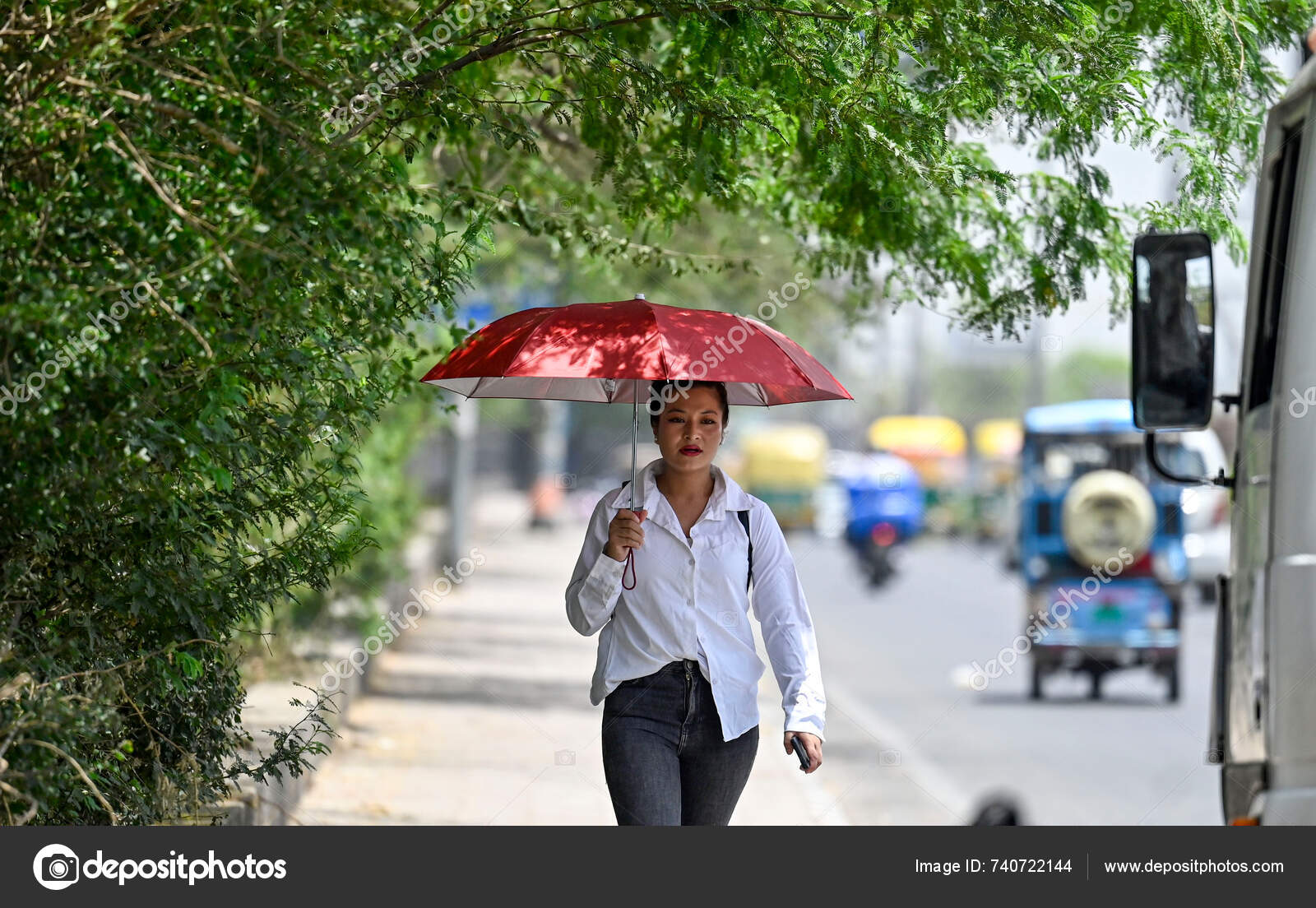 New Delhi India May Lady Shield Herself Umbrella Hot Day — Stock ...