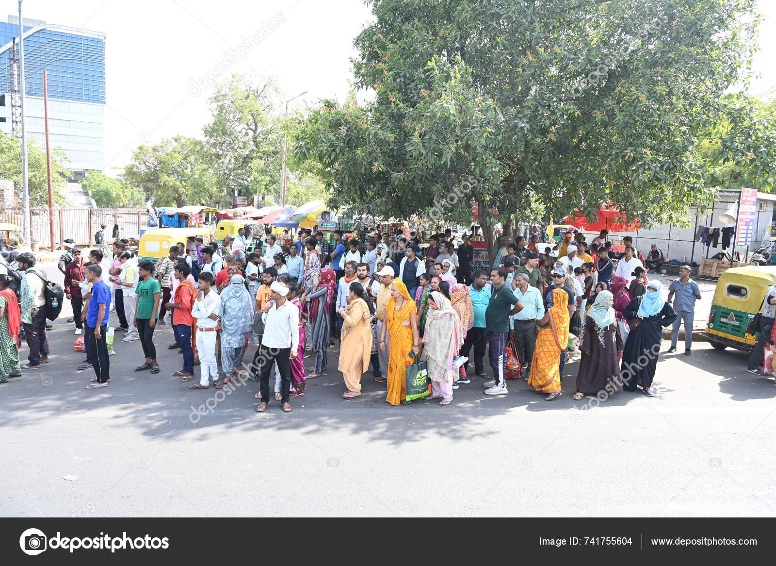 New Delhi India June 2024 Dtc Passengers Standing Tree Shadow — Stock ...