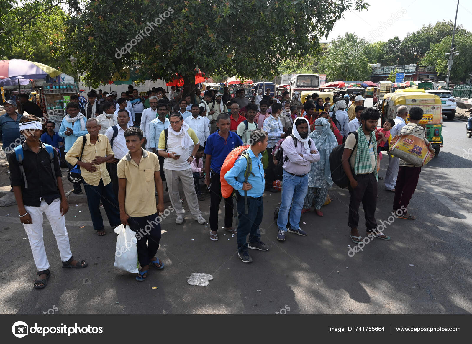 New Delhi India June 2024 Dtc Passengers Standing Tree Shadow — Stock ...