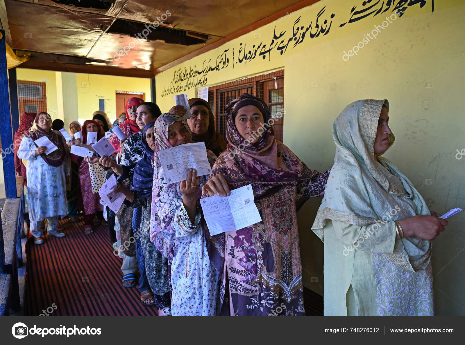 Srinagarindia September 2024 Voters Queue Cast Votes Polling Station ...