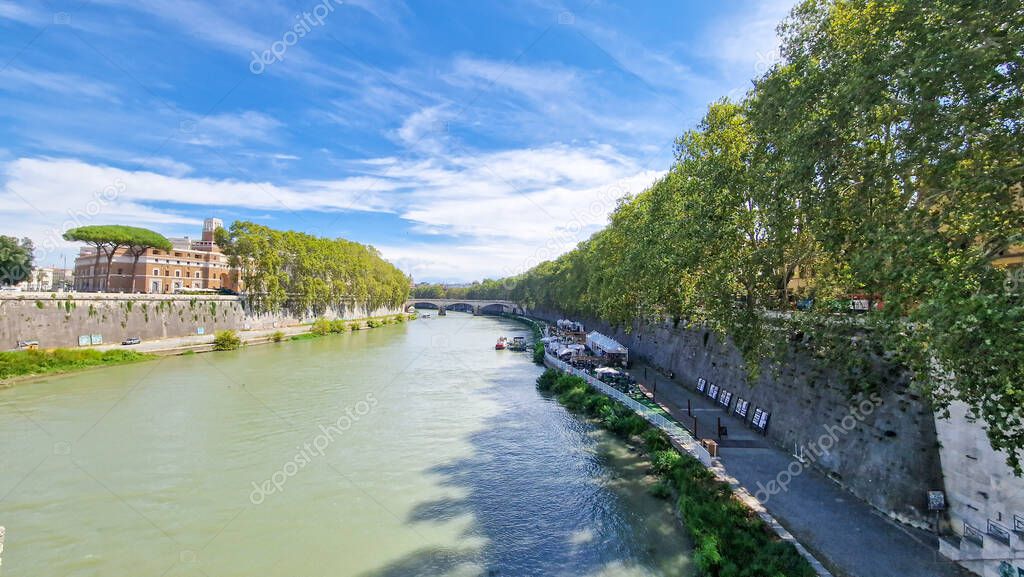 El río Tíber-Ciudad del Vaticano se encuentra en la orilla oeste del ...