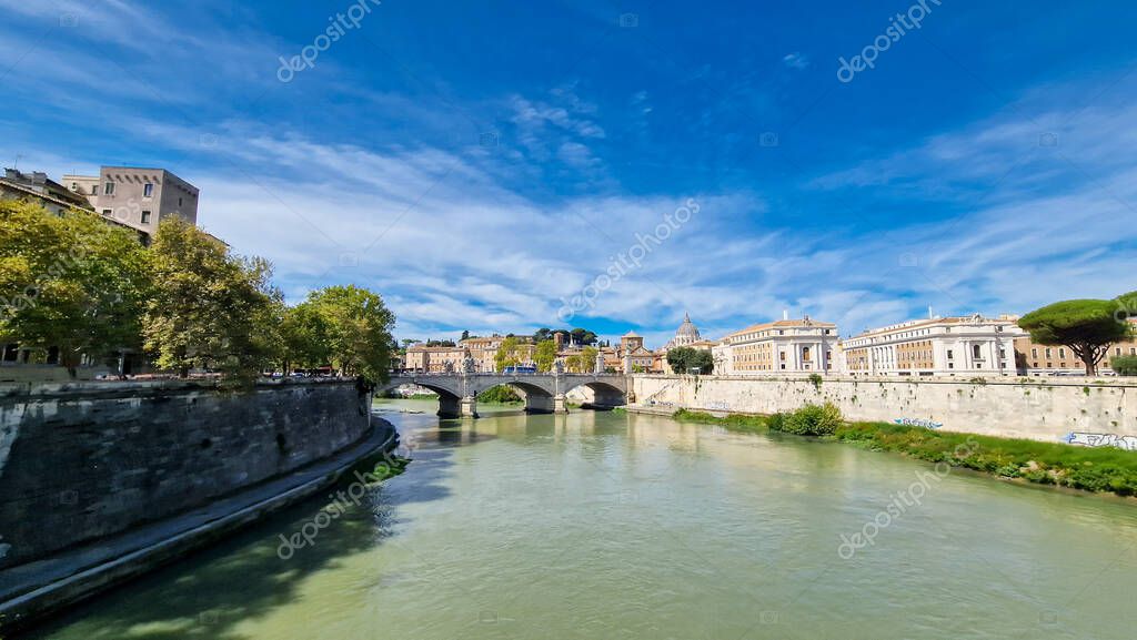 El río Tíber-Ciudad del Vaticano se encuentra en la orilla oeste del ...