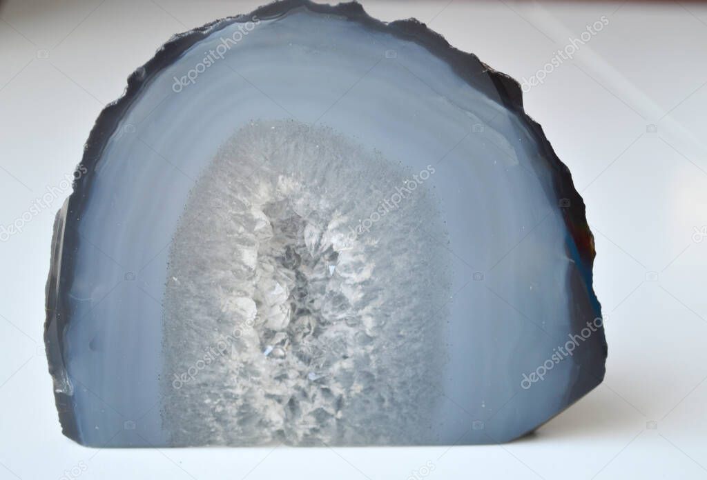 Una piedra de ágata impresionante que muestra sus bandas únicas y ...