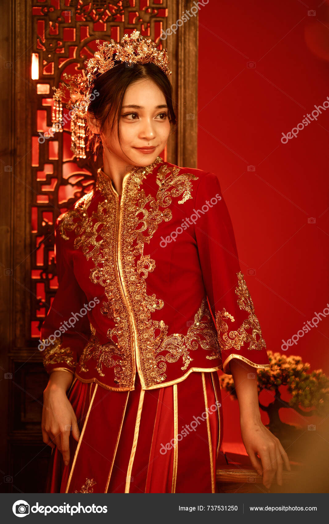 Portrait Beautiful Asian Chinese Bride Traditional Red Gold Wedding Tea ...