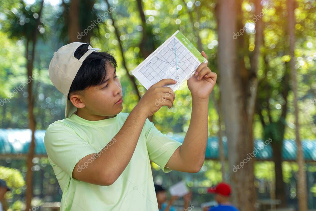 Los chicos usaron un clinómetro para medir ángulos para calcular la ...