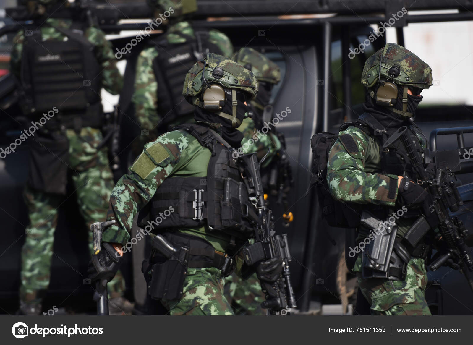 Solder Waring Camouflage Suite Fully Armed Prepare Attack Military ...