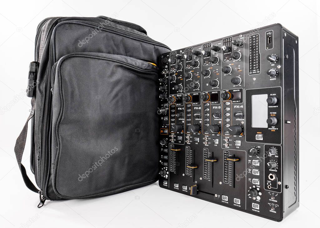 Mezclador de audio profesional junto con su maleta de transporte, ideal ...