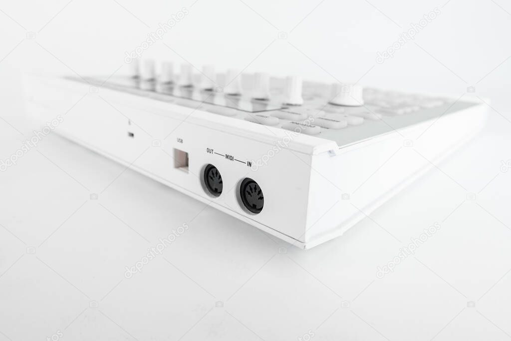 Primer plano del controlador MIDI mostrando conectores de entrada y ...