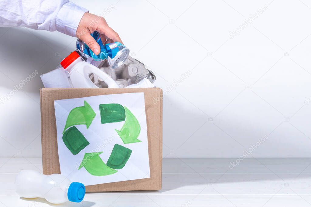 Clasificación de basura, concepto de reciclaje de residuos. Caja con ...