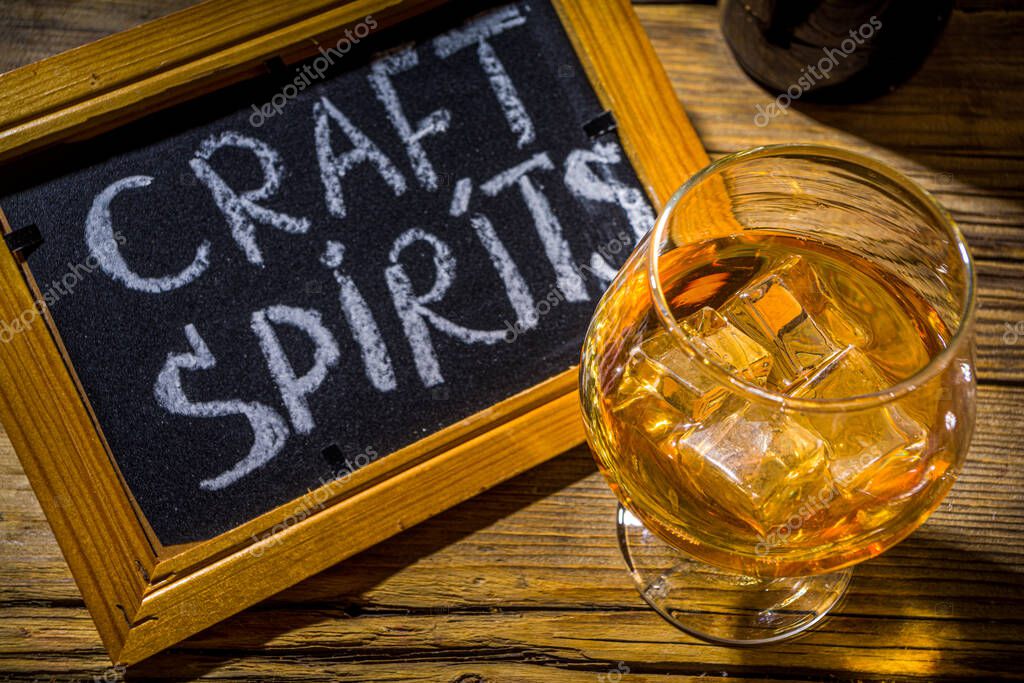 Alcohol espirituoso artesanal. Varias botellas y vidrio con bebidas ...