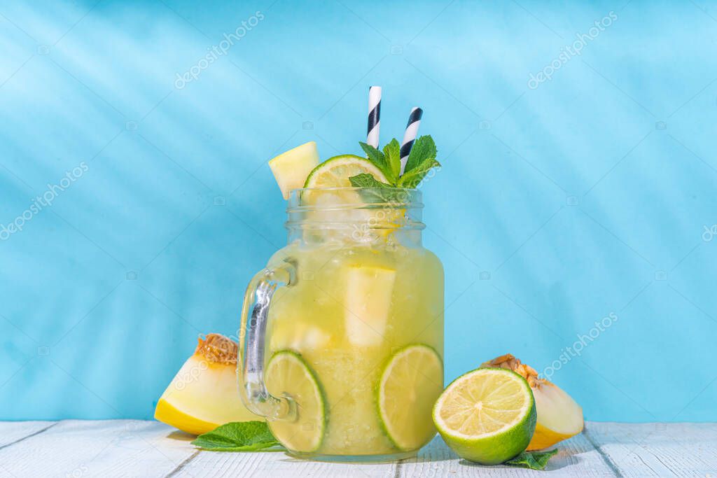 Limonada de melón o mojito, jugo de melón y lima, con hielo picado ...