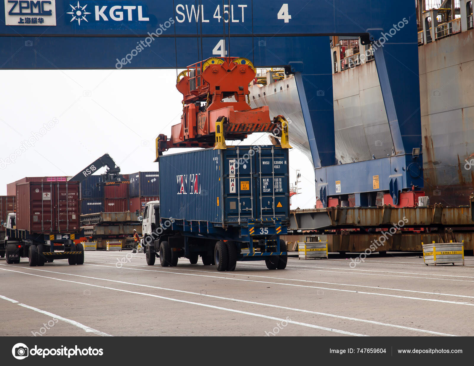 Container Loading Unloading Closeup — Stock Editorial Photo © kashaf ...