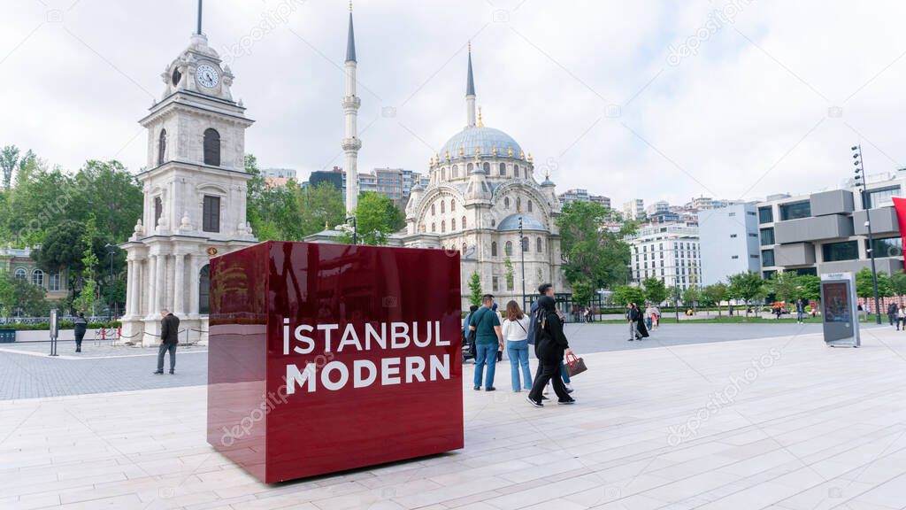Estambul, Turquía - abril de 2017: Señalización para Estambul Modern ...