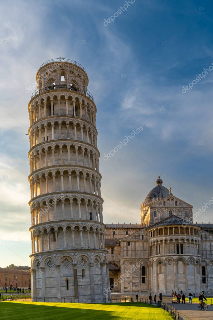Pisa, Italia - 30 de noviembre de 2022: la Torre Inclinada de Pisa y la ...