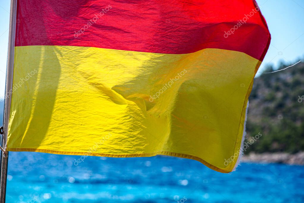 Un primer plano de una bandera salvavidas ondeando en el viento en una ...