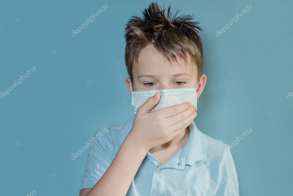 niño con máscara médica sobre fondo azul. tos infantil con la mano ...