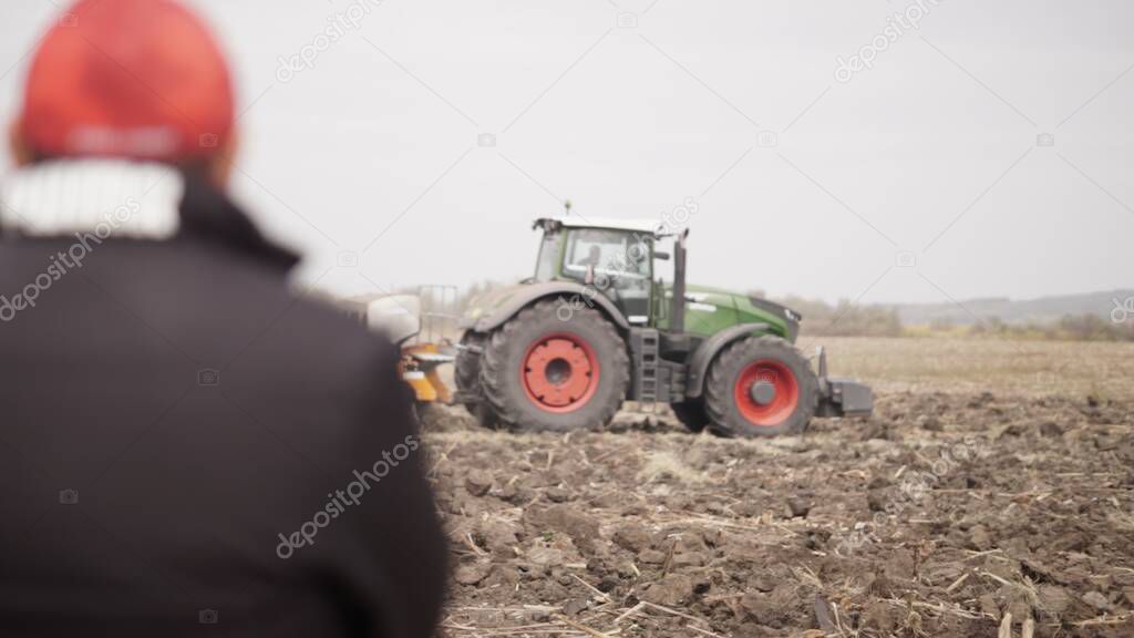 Fendt 1050 Vario haciendo un desgarro profundo con Moro Aratri ...