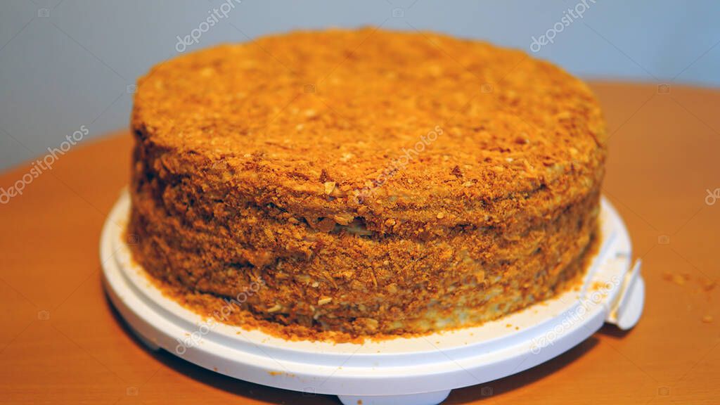 Un primer plano de un suntuoso pastel de Napoleón con múltiples capas ...