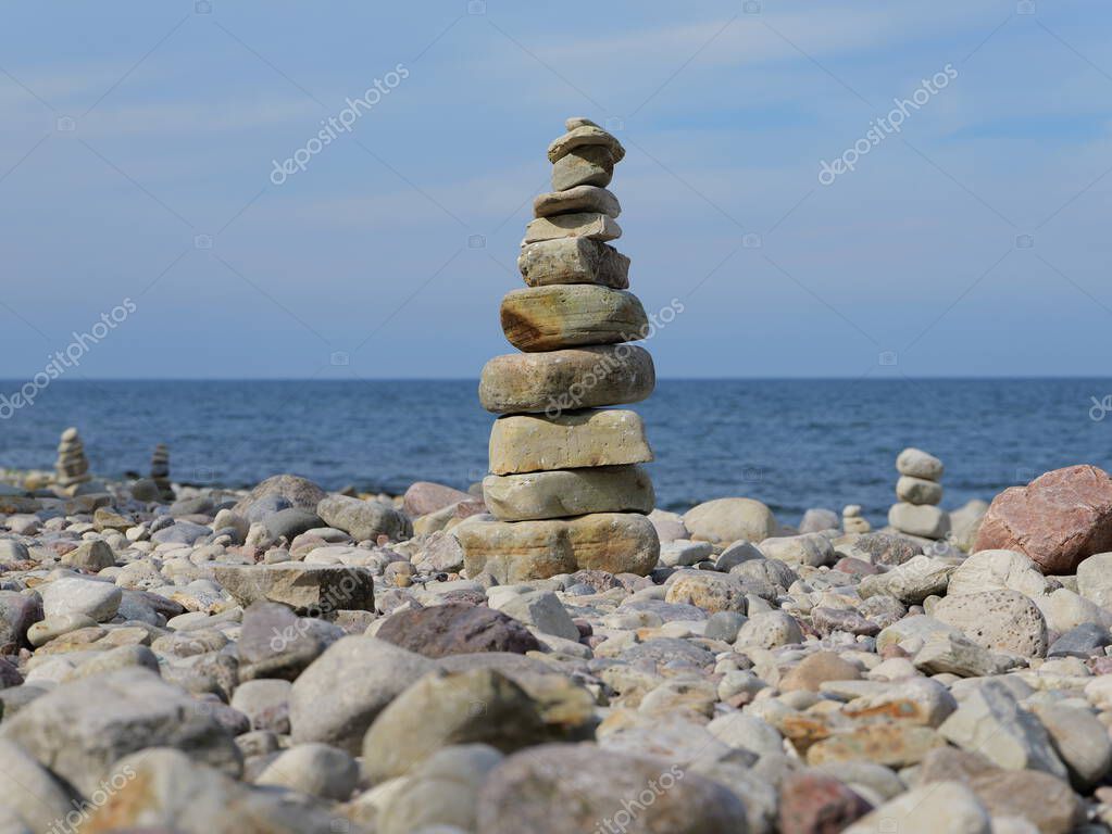 Cairns de piedra en la playa. Piedras apiladas para formar torres y ...