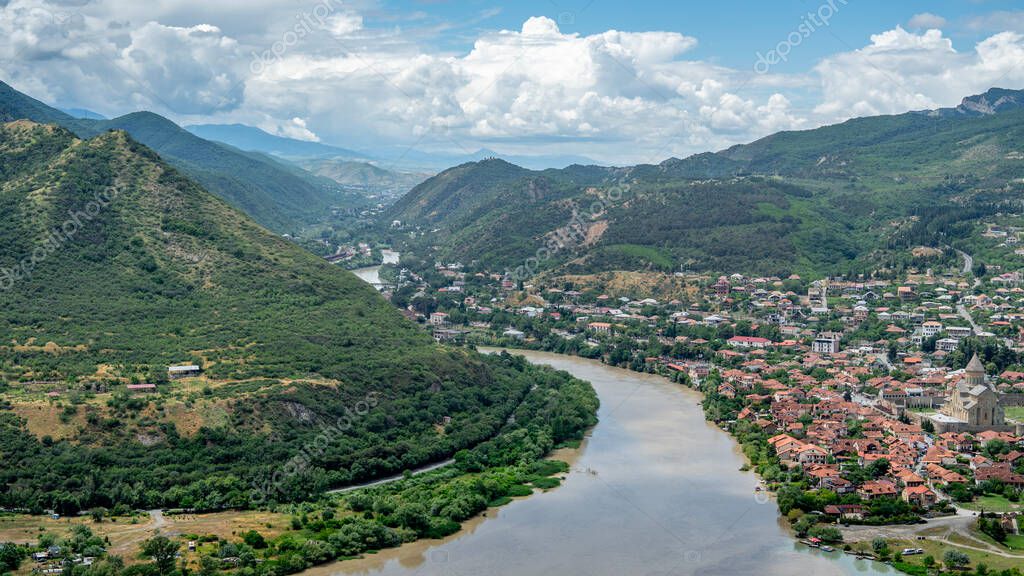 Impresionante vista de Mtskheta, Georgia, donde se encuentran los ríos ...