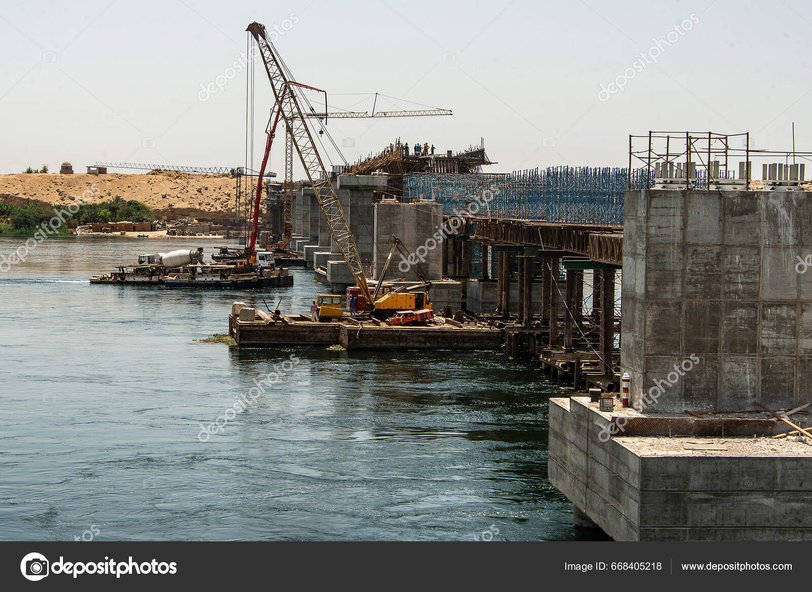 Construcción Del Nuevo Puente Del Río Nilo Después Luxor Dirección ...