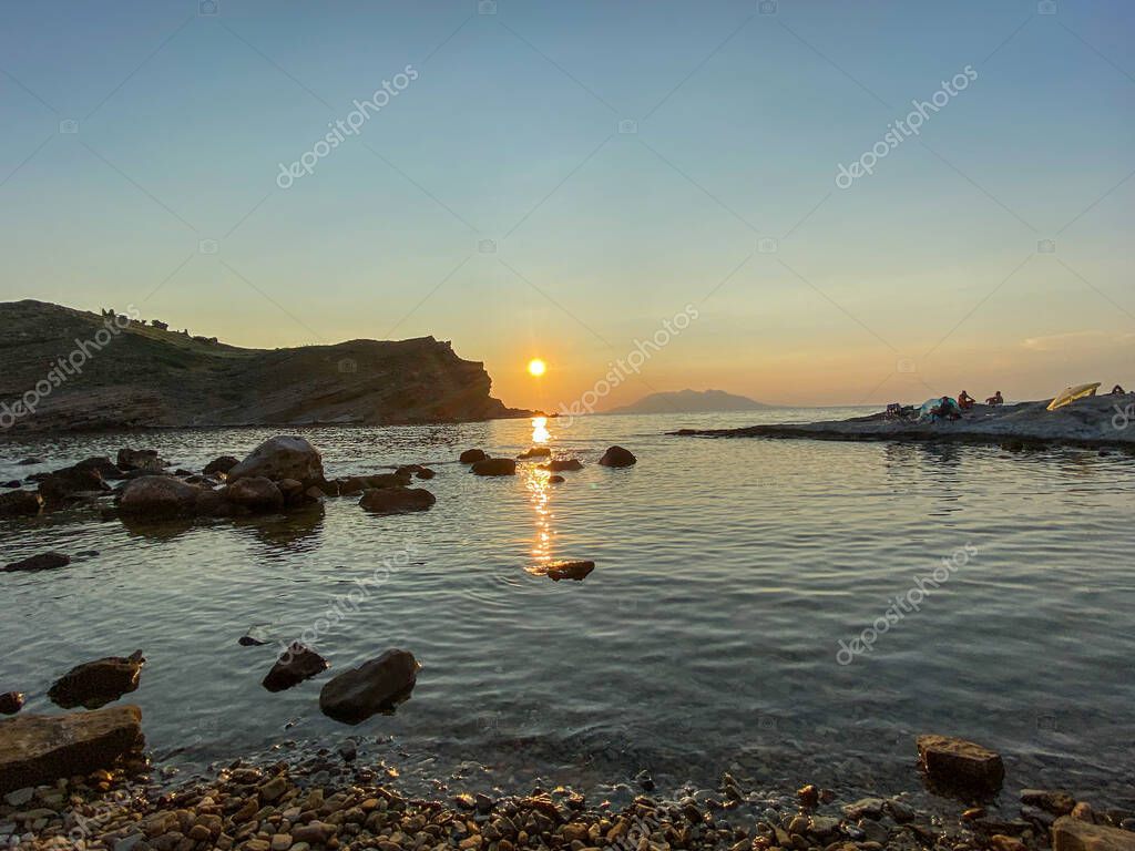 Vista de la playa de Yildizkoy al atardecer en Gokceada, isla de Imbros ...