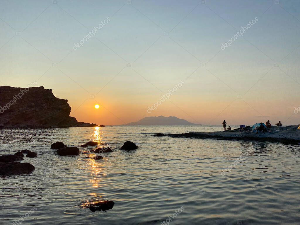 Vista de la playa de Yildizkoy al atardecer en Gokceada, isla de Imbros ...