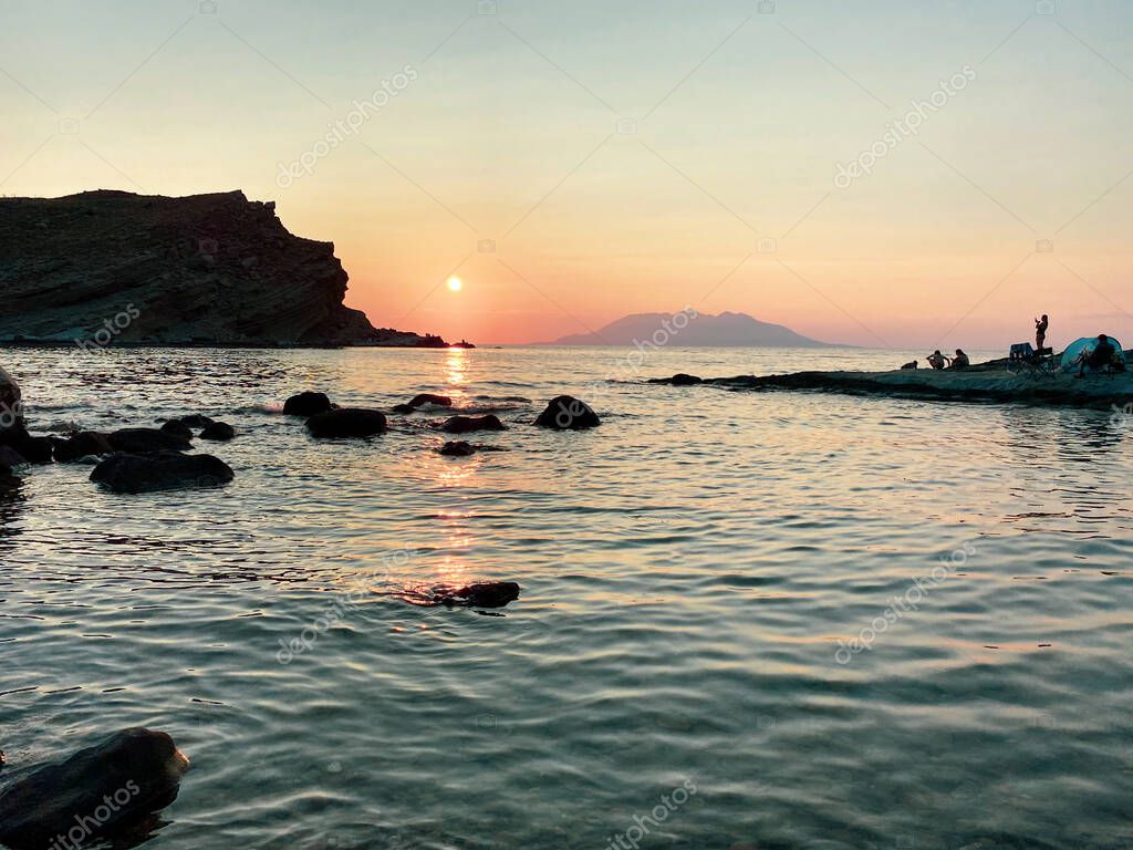 Vista de la playa de Yildizkoy al atardecer en Gokceada, isla de Imbros ...
